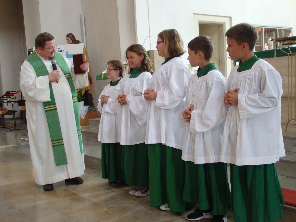 Neue Ministranten am Altar